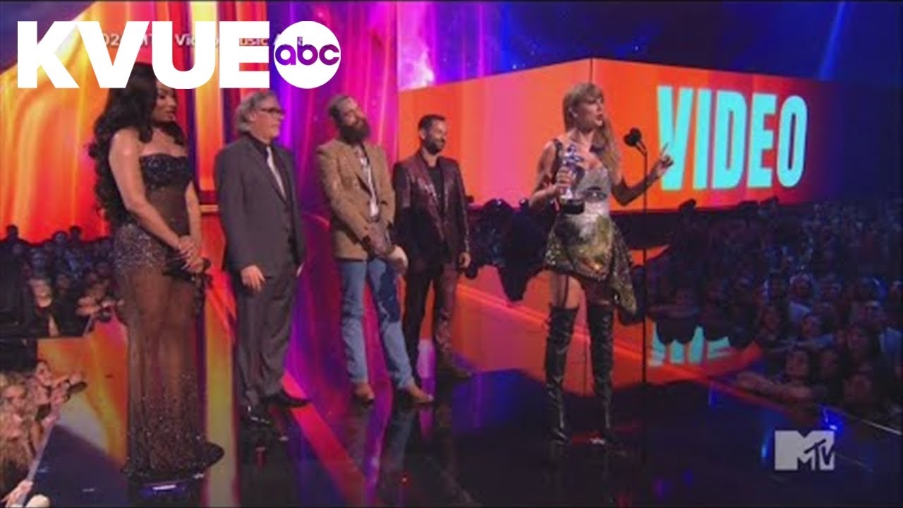 Taylor Swift becomes most awarded VMA artist ever - YouTube