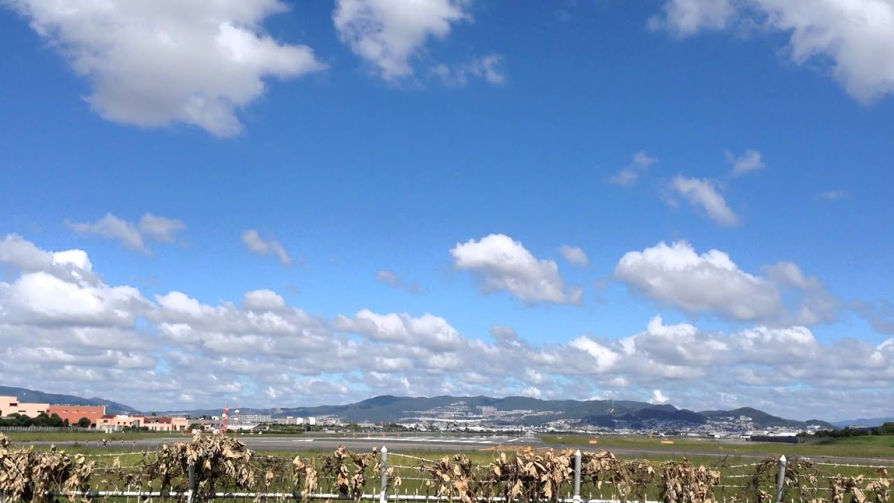 伊丹空港千里川の降り-ANA Q84-- - YouTube