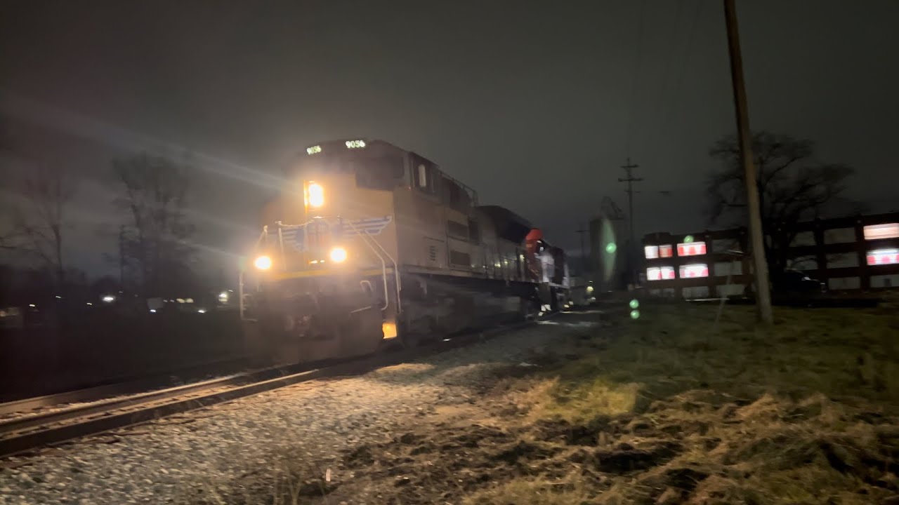 Nice lashup! L302-4 in Grand Rapids MI with UP 9056 + CP 8863 (Ex ...