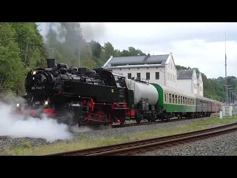 Abfahrt von 86 1744-1 mit Schublok 112 565-7 am 4. September 2022 aus dem Bahnhof Annaberg