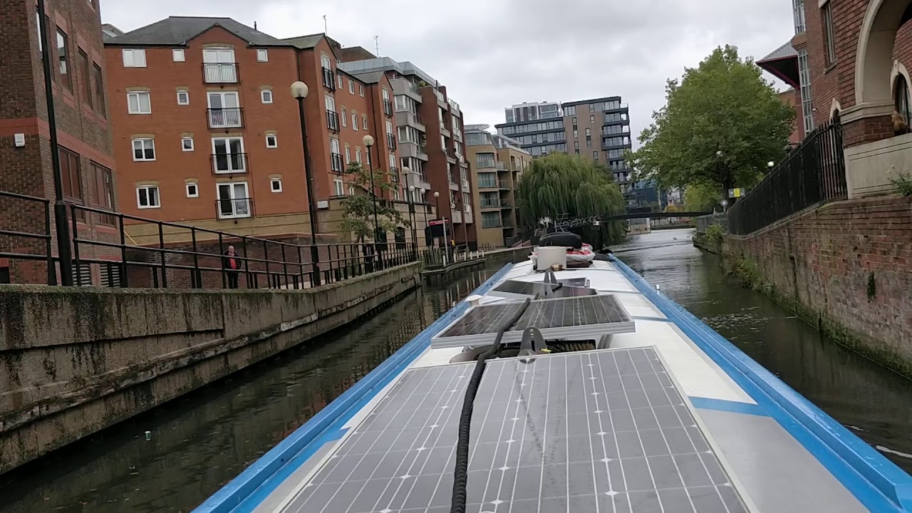 Traffic lights on the Reading Kennet river by narrowboat - YouTube