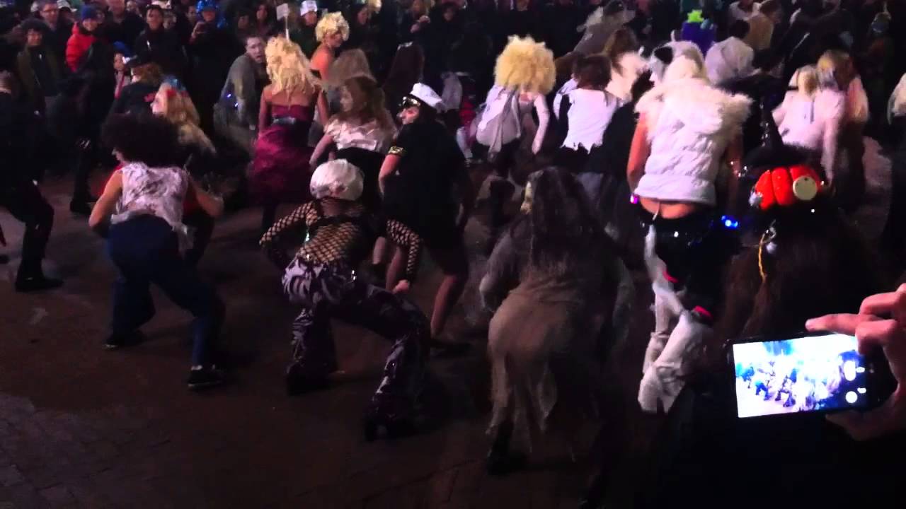 Thriller Zombie Flash Mob 2 - YouTube