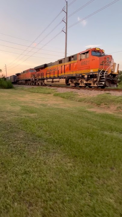 Spotted this BNSF duo idling with gravel train near BNSF Casey yard red river subdivision - YouTube