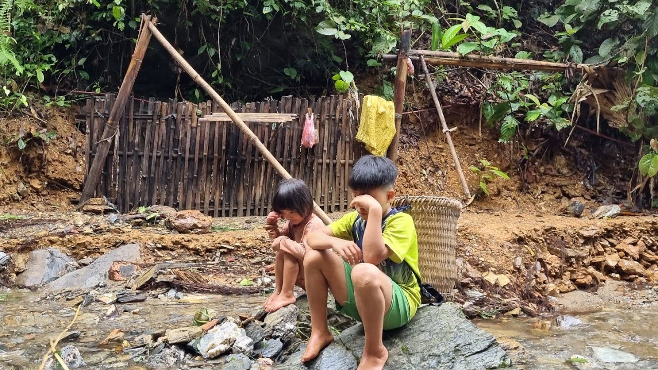 The orphan boy burst into tears because the flood swept away his house ...