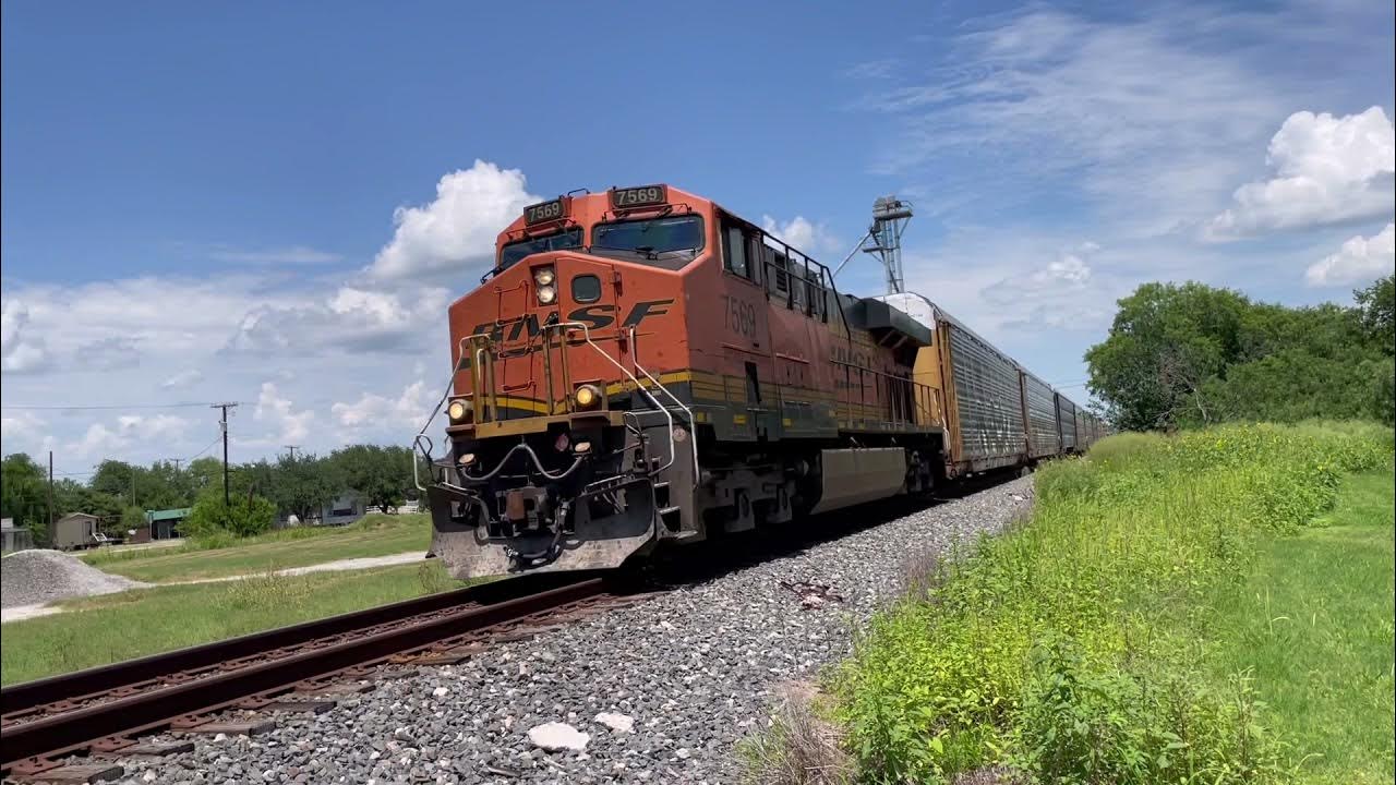 Solo BNSF 7569 ES44DC w/ Nice K5HL Leads Empty Auto Rack! - YouTube