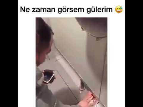 Tuvalette Çikolatayla Şaka Yapan Eleman (Sansürsüz)