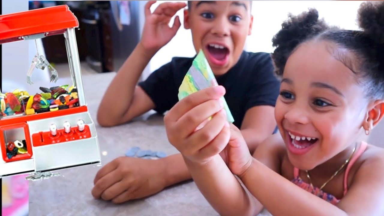 Real Money Candy Claw Machine | FamousTubeKIDS - YouTube