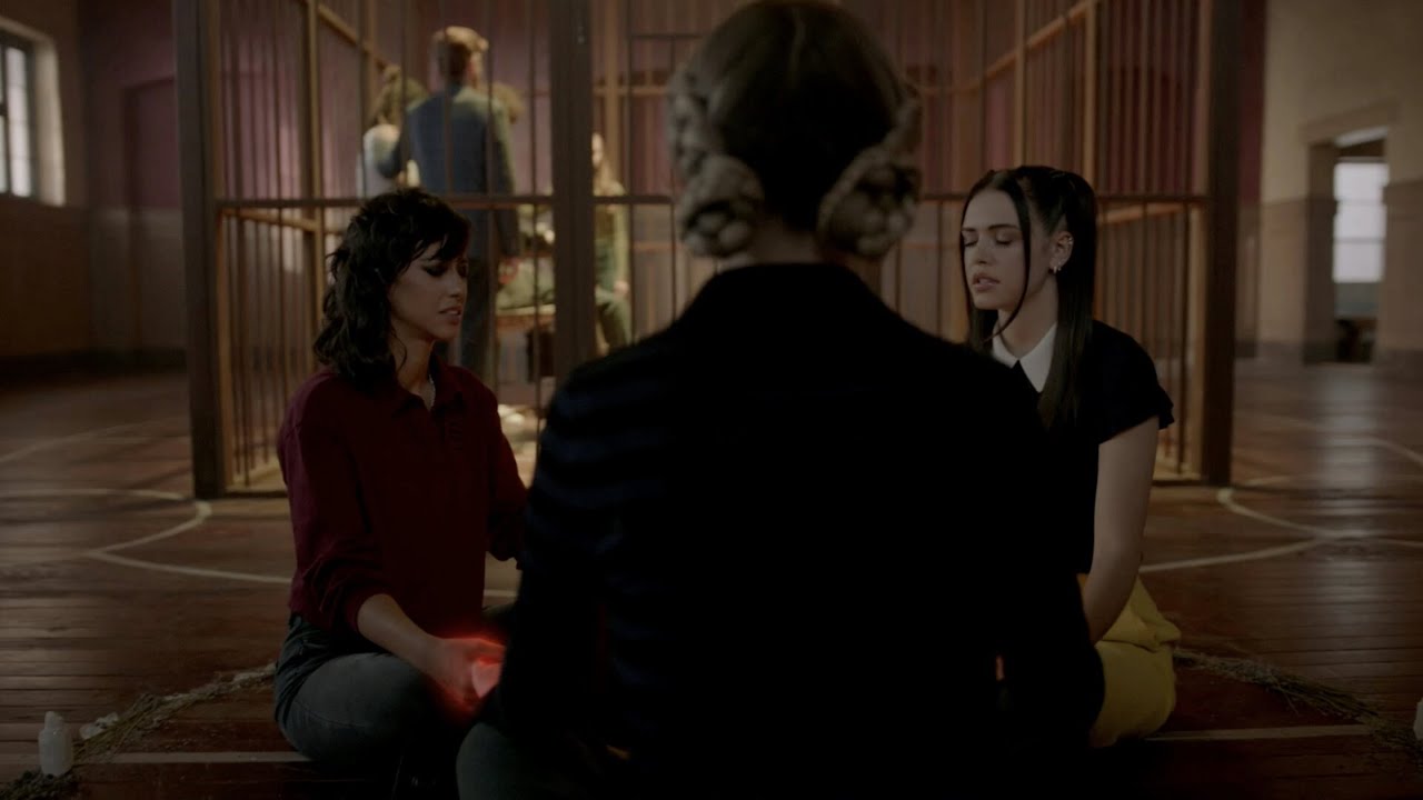 Legacies 4x01 Lizzie and Josie siphon Finch - YouTube