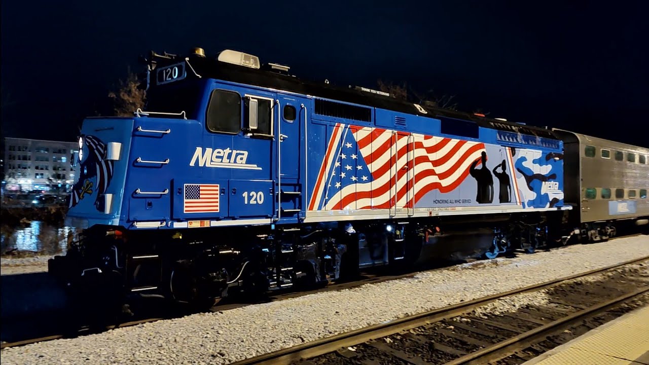Metra F40PH-3 120 arriving at Elgin, Illinois on December 18, 2024 ...