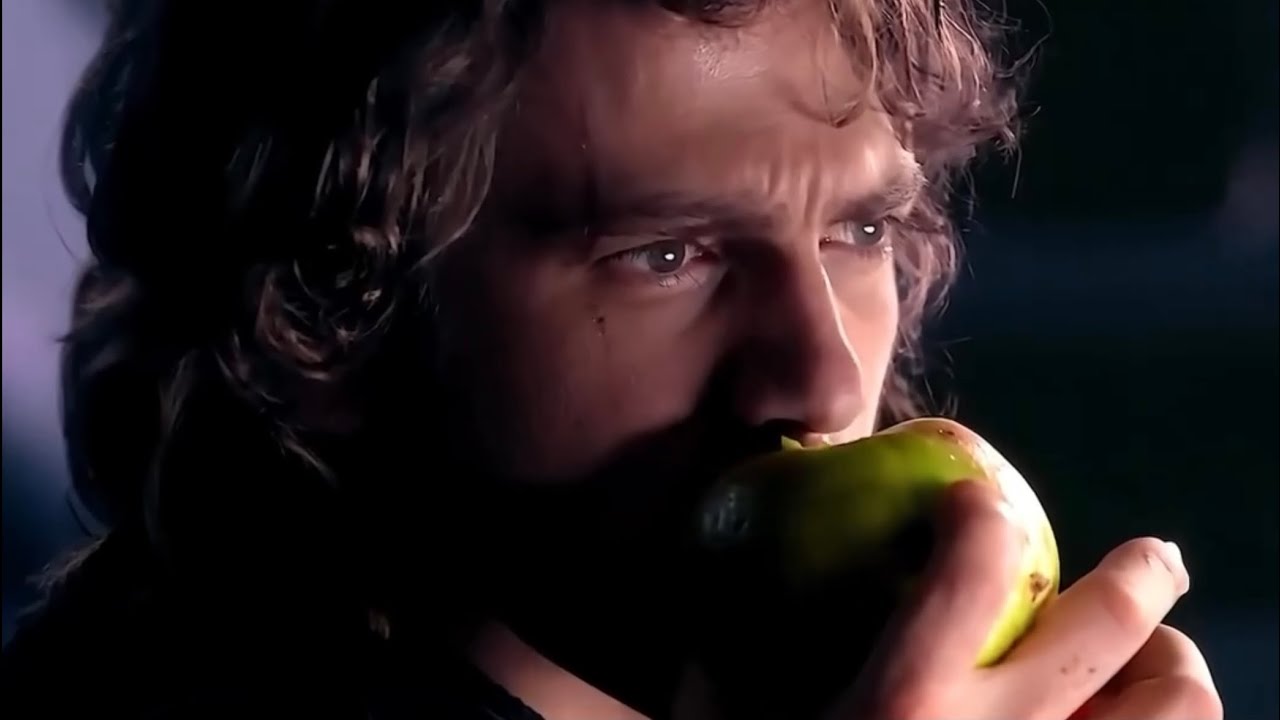 Anakin eats a delicious apple instead of listening to Palpatine’s dumb ...