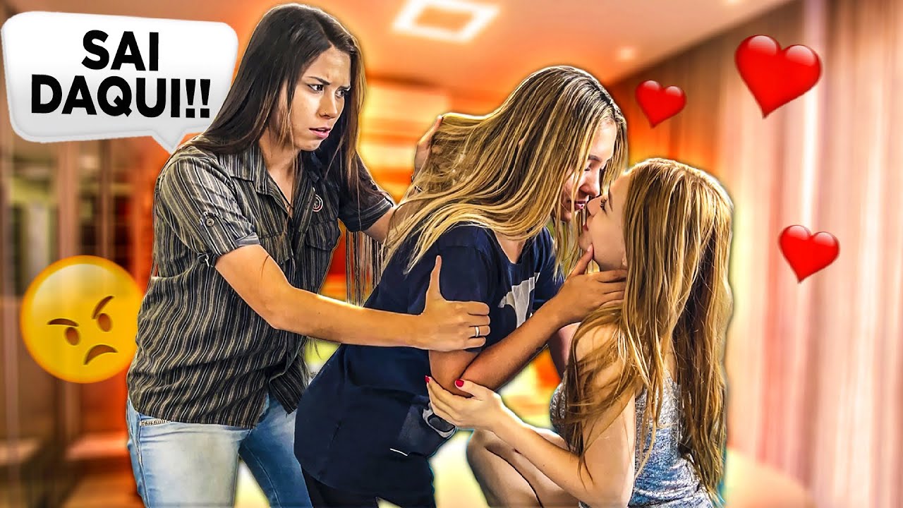 PEGUEI A RUIVA NO QUARTO COM A HELENA !!! ( FIQUEI MUITO BRAVA ) - YouTube