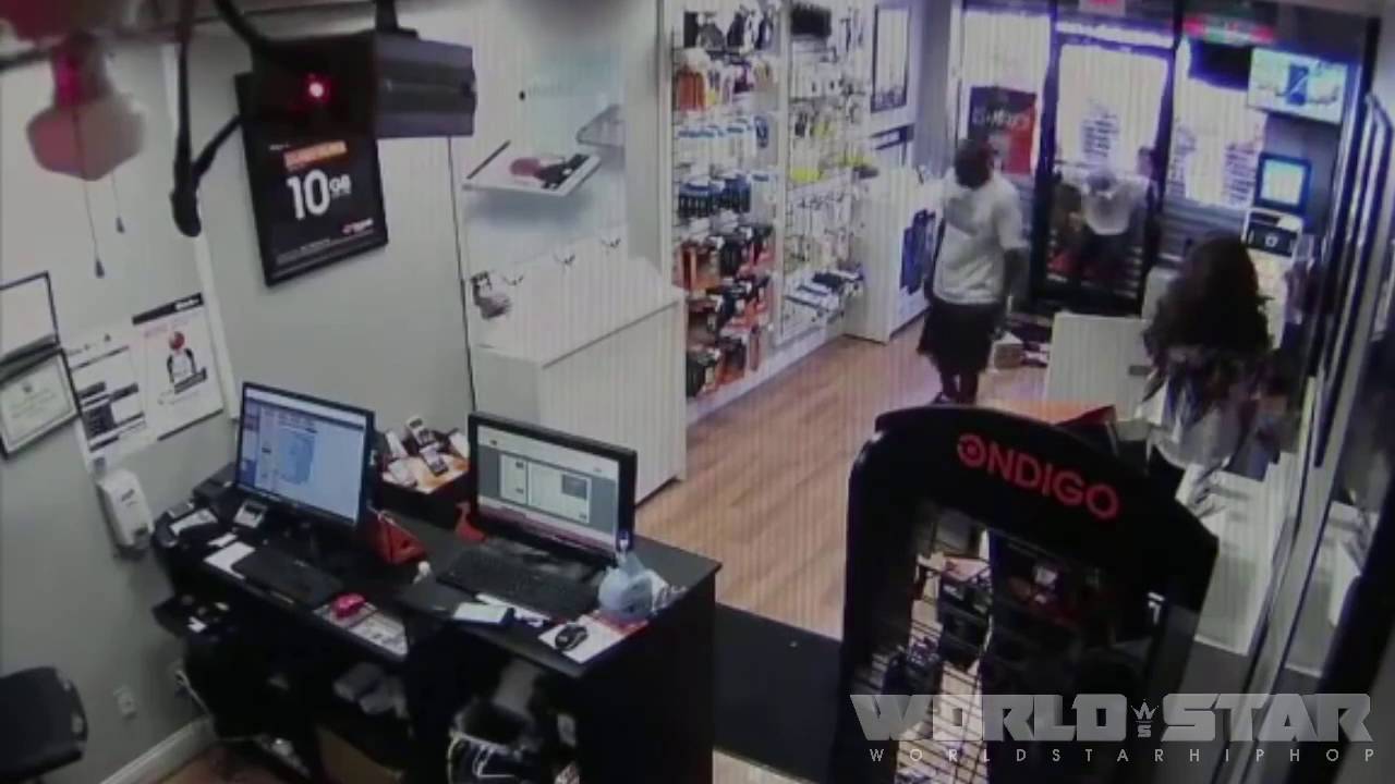 2 Robbers Get Locked Inside A Cell-Phone Store In NJ, Crowd Gathers ...