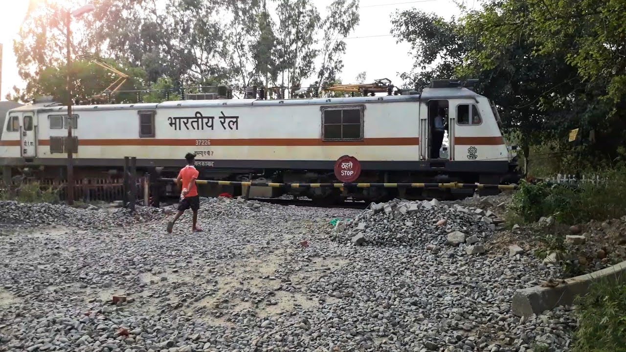 04077 DELHI - PATHANKOT SUPERFAST SPECIAL TRAIN APPROACHING PATHANKOT ...