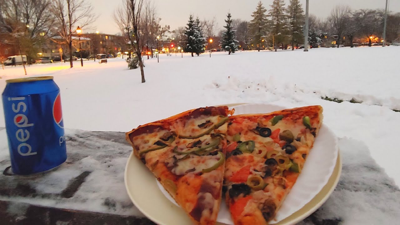 VEGETARIAN AND ALL DRESSED PIZZA IN THE SNOW!🥶 OUTDOORS MUKBANG EATING ...