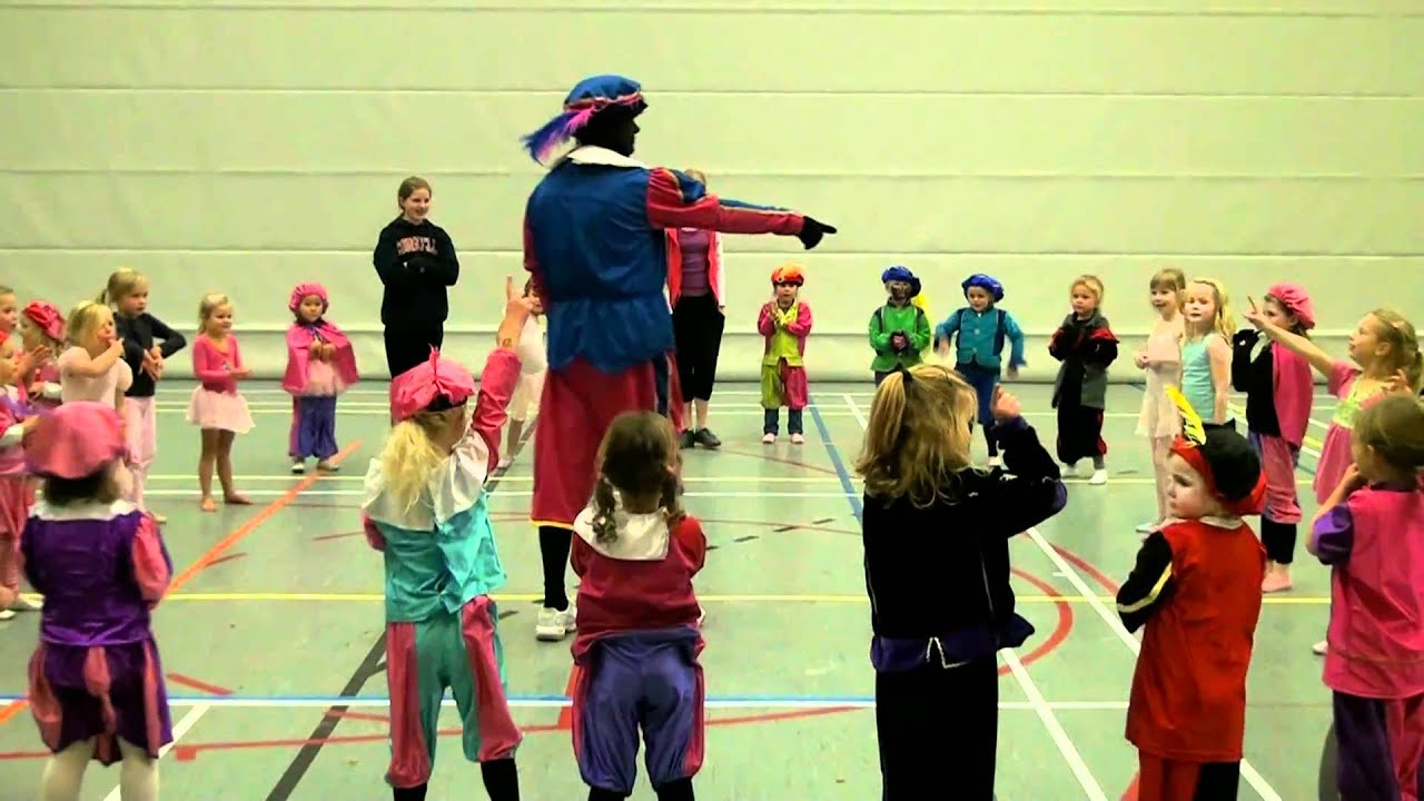 Dansen met grote en kleine pieten HD - YouTube
