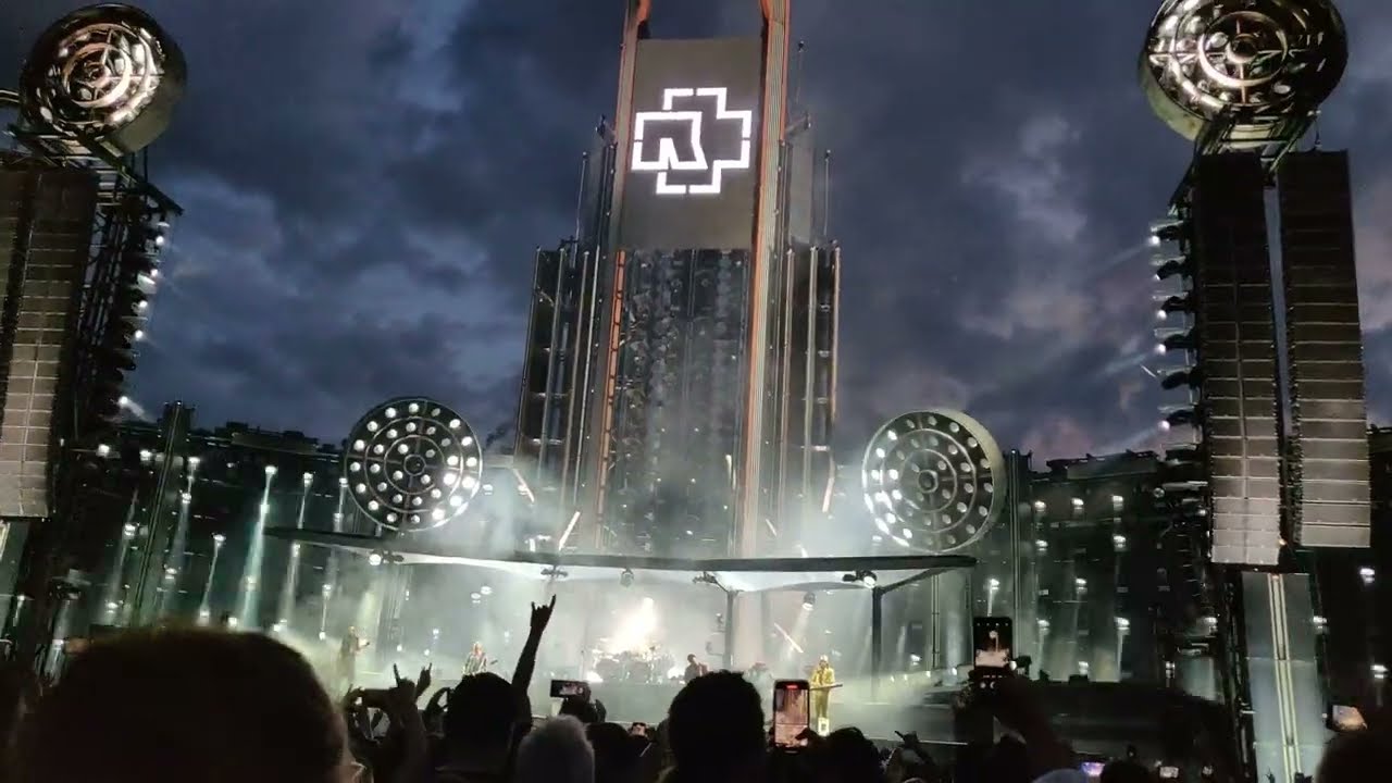 [RAMMSTEIN live in Montréal 2022] - Band introduction + Armee der ...