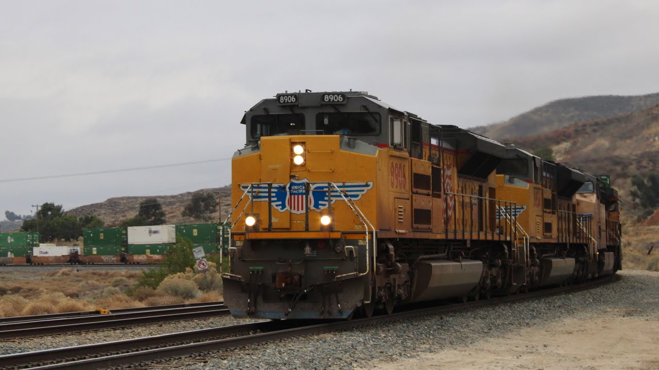 Railfanning The Metrolink Antelope Valley Line ~ Soledad Canyon - YouTube