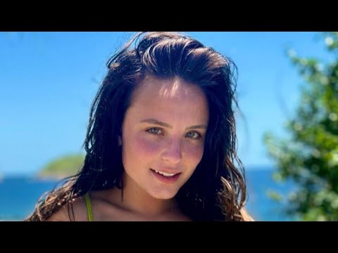 LARISSA MANOELA POSA DE BIQUÍNI FIO DENTAL E MOSTRA SUA PPK4