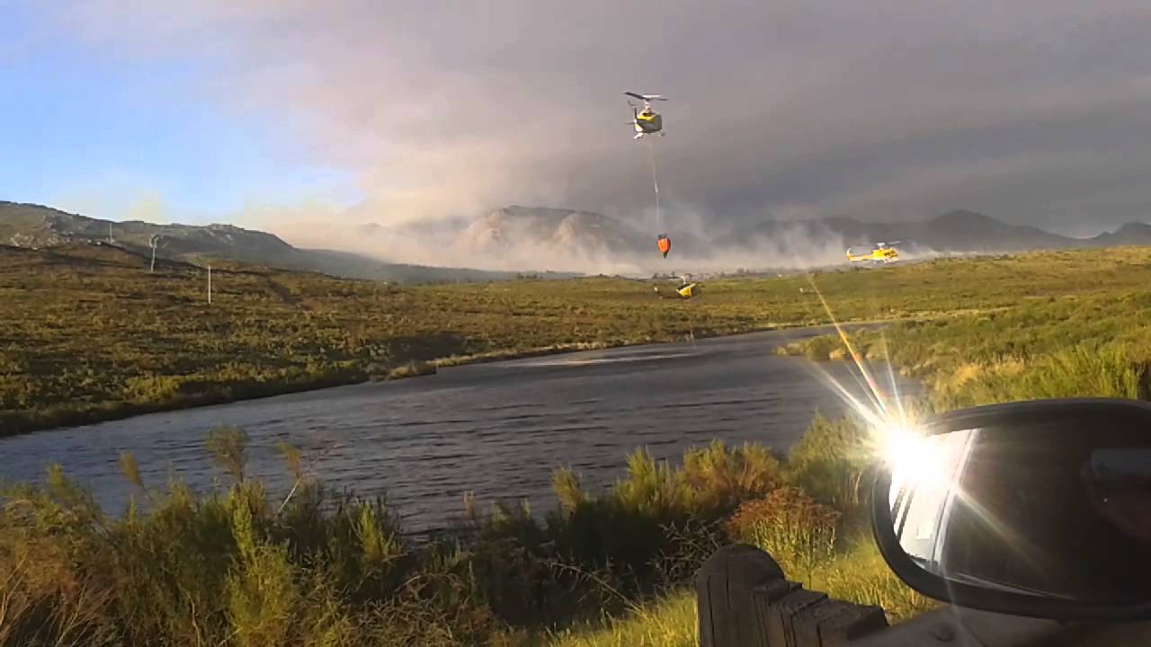 Helicopters puting fire out near Grabouw - YouTube