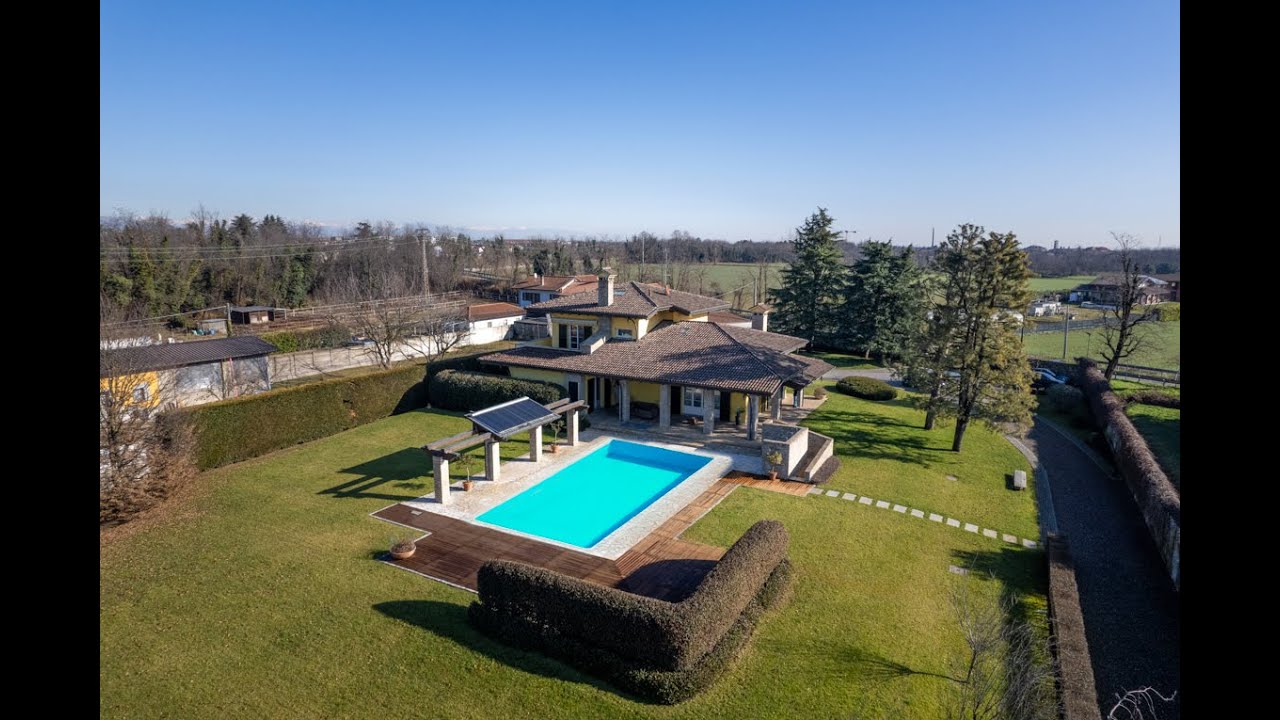 Villa Esclusiva con Ampio Parco e Piscina a Parabiago - YouTube