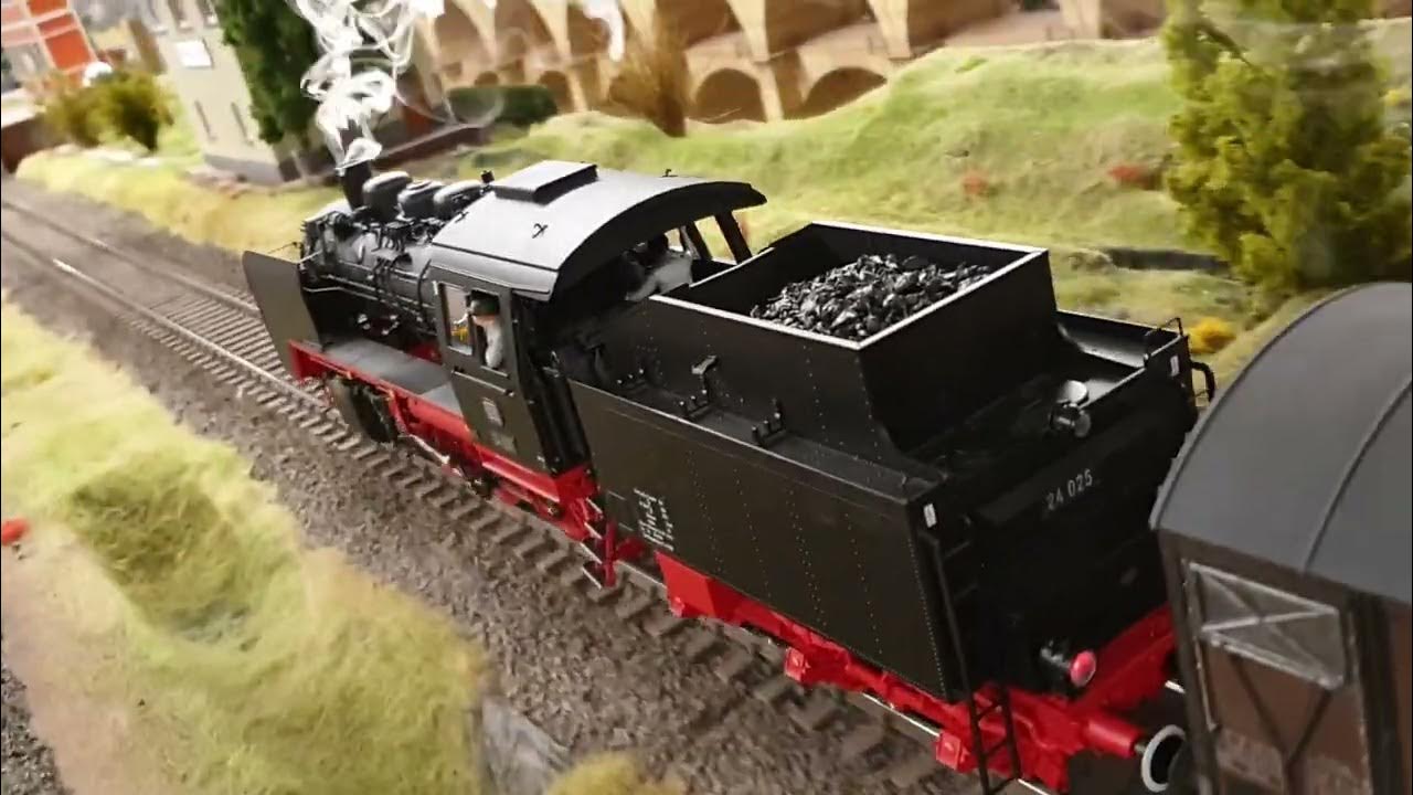 Spur 1 Baureihe 24 mit Güterzug fährt durch bahnhof. - YouTube