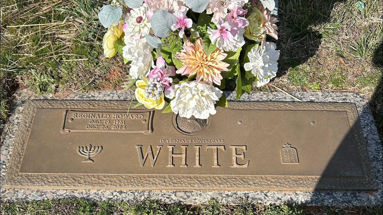 The grave of Reggie white - YouTube