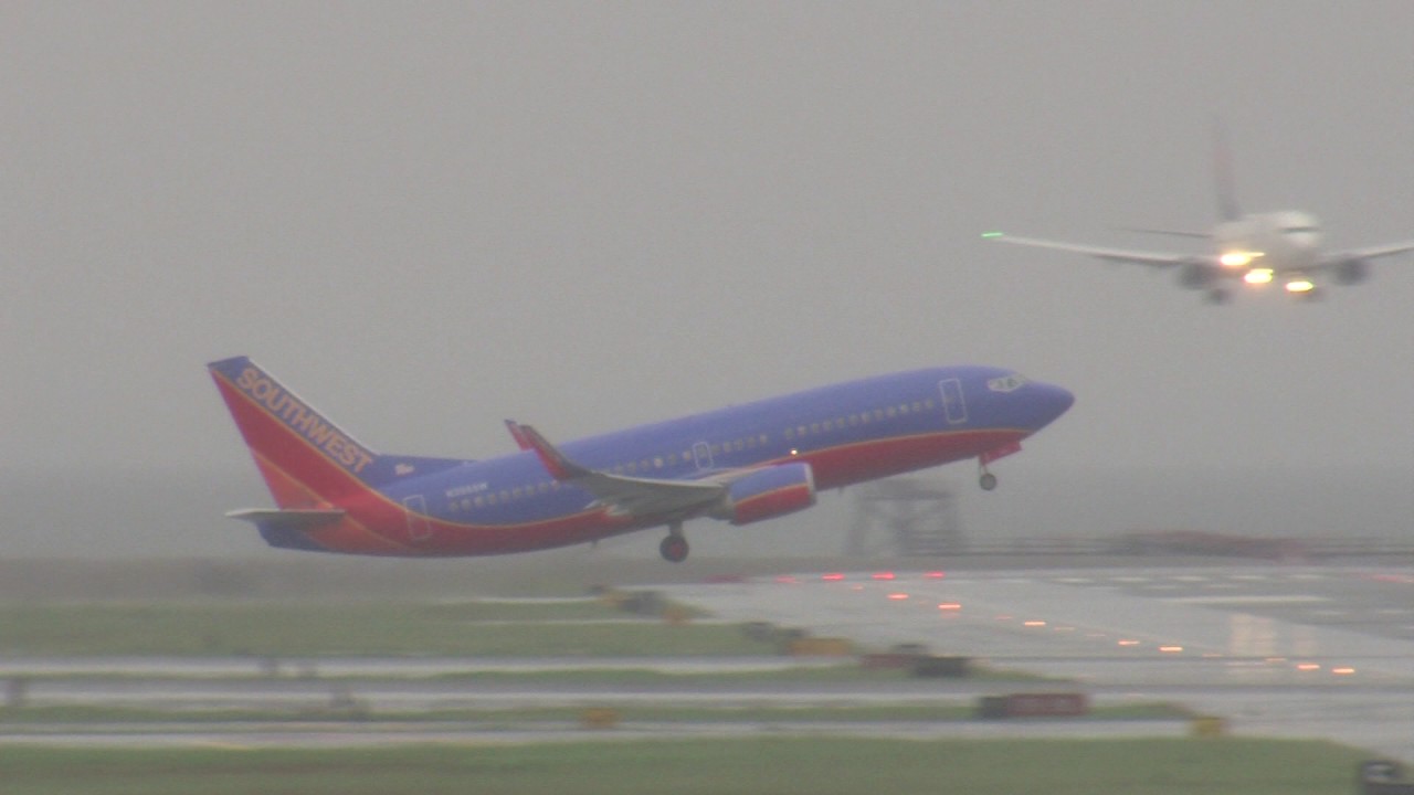 Close Air Traffic Landing & Departing SFO with ATC Audio - YouTube