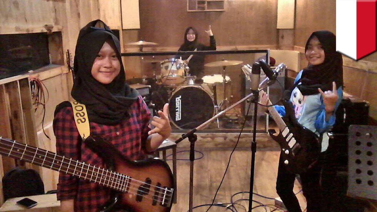 Viral band metal yang beranggotakan remaja putri berhijab di Garut ...
