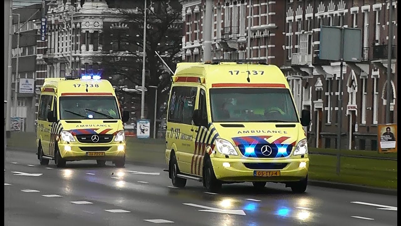 21/04/12 Politie en Ambulances 17-137 17-138 met spoed naar EMC ...