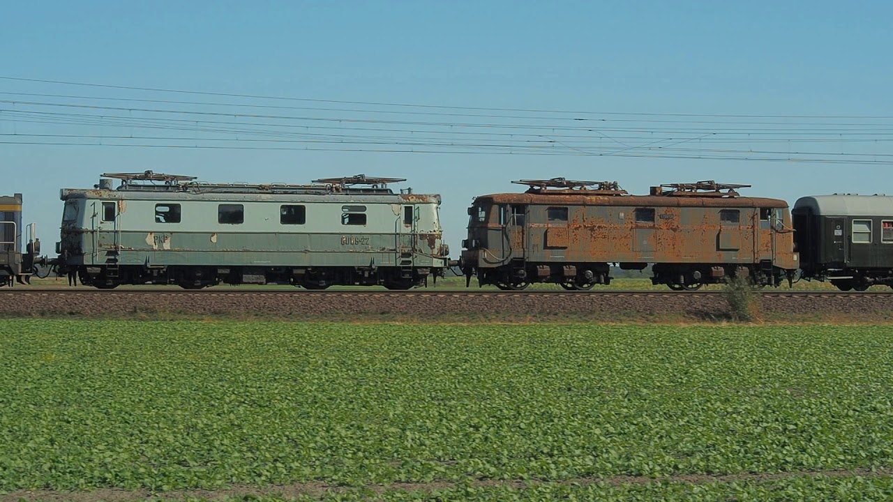 Transport historycznych elektowozów EU05-22 i EP02-08 - YouTube