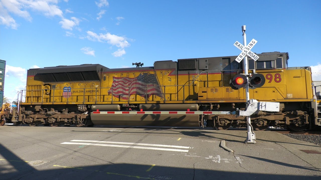 UP 7450 Intermodal Train South - 6th St. Railroad Crossing Lincoln, CA - YouTube