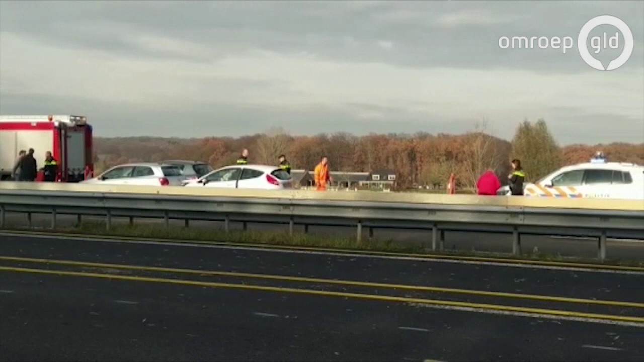 Kettingbotsing met vijf auto's op A348 bij Rheden - YouTube