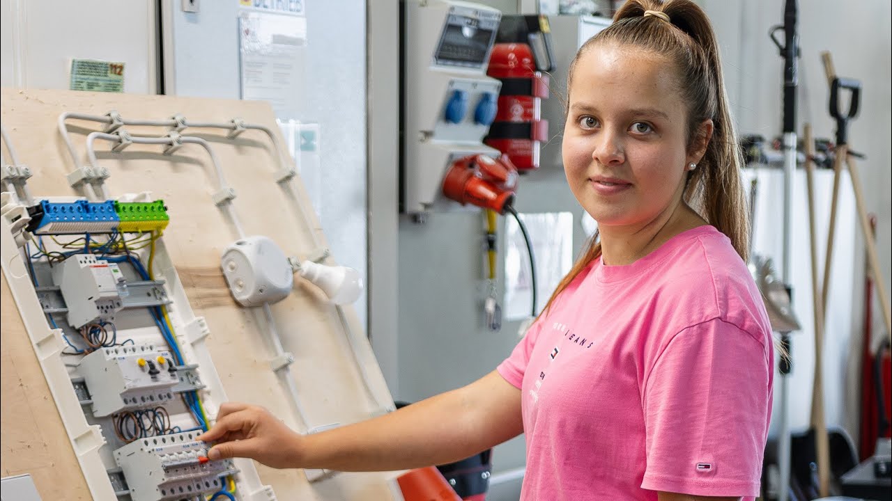 Ausbildung als Elektronikerin für Energie- und Gebäudetechnik - YouTube