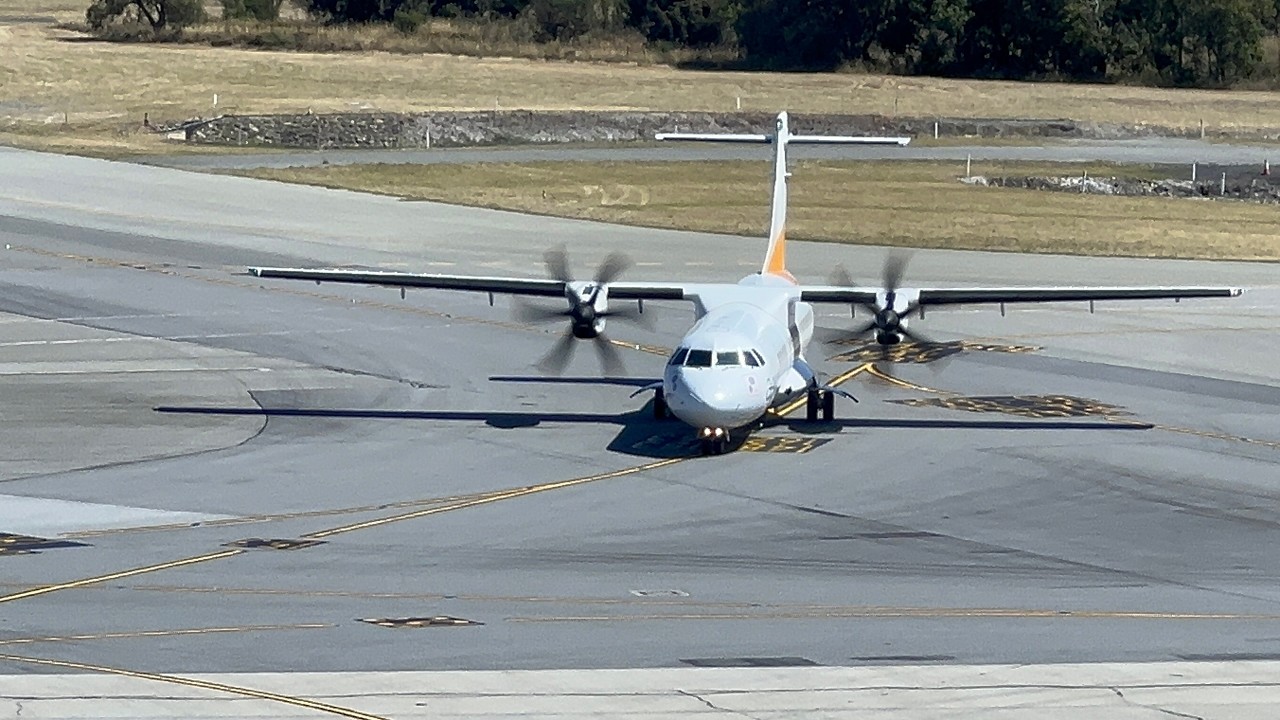 A Aerlink ATR 72 500 taxiing past the International terminal - YouTube