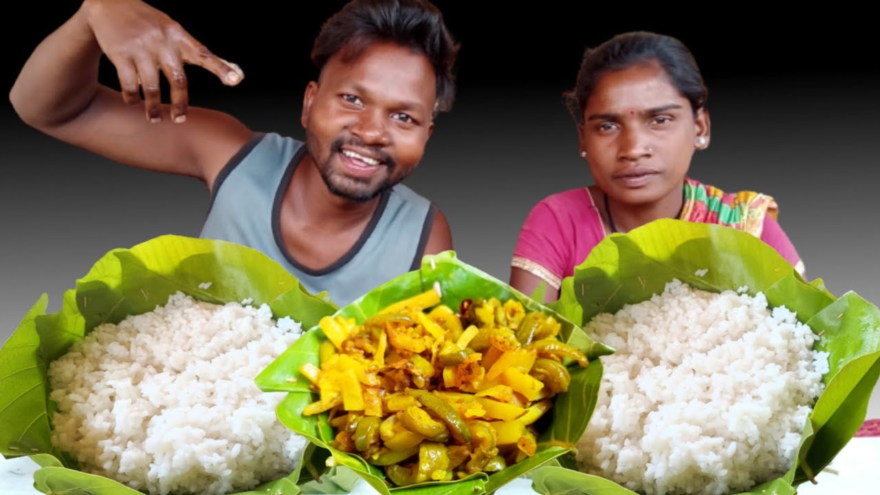 INDIAN ODISHA FEMOUS BASI POKHALA WITH ALOO & KUNDURI BHAJA EATING ...