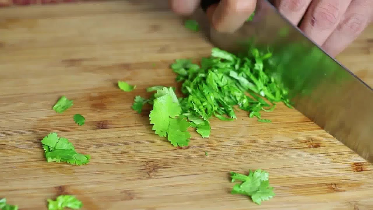 Como cortar cilantro - YouTube