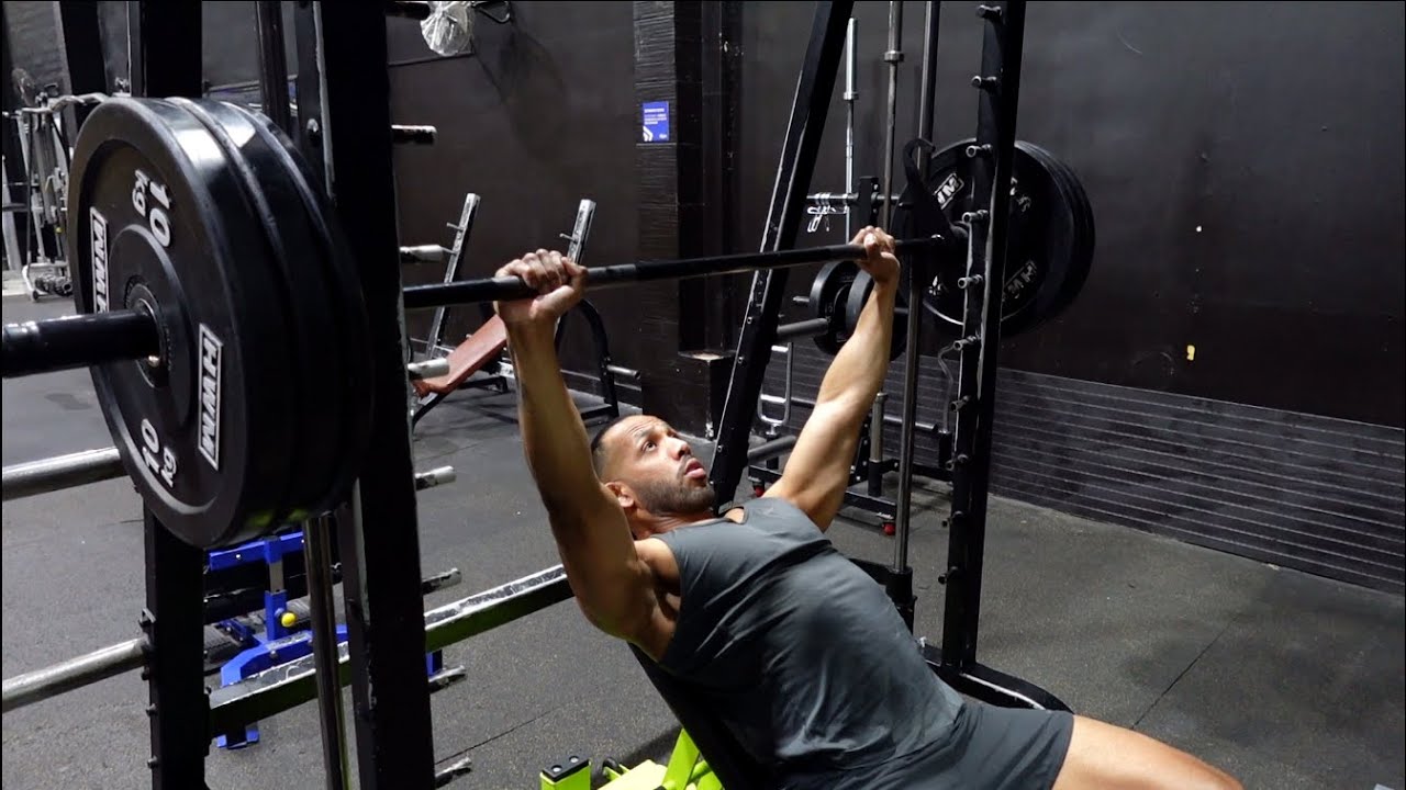 Press pecho inclinado en smith - YouTube