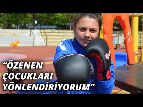 Çocuk parkında kick-boks şampiyonası antrenmanı