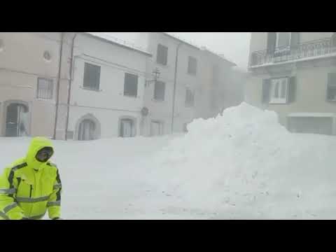 Capracotta sommersa da una nevicata epocale: 3 metri di neve il 2 aprile! Immagini shock