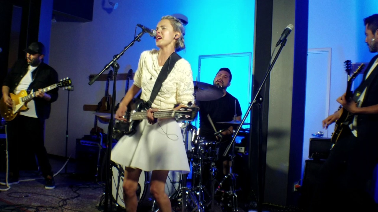 "No te aguites" by Los Hollywood at Gibson shocase - YouTube