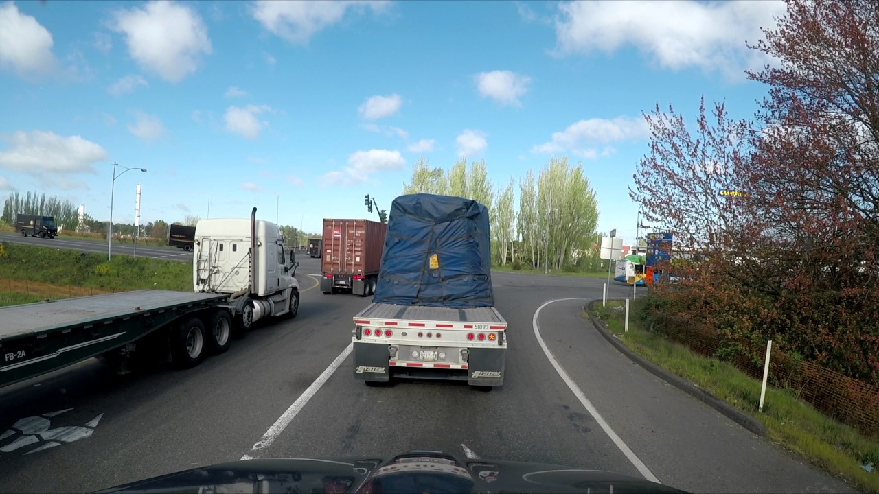 Semi Truck Crashes into Bus (Semi vs Bus) - YouTube