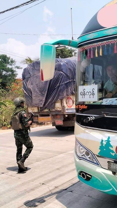 ရန်ကုန် မန္တလေး လမ်းဟောင်းတွင် ဧရာဝတီ အမှတ် ၃ တပ်ရင်းမှ Pdf ရဲဘော်များက