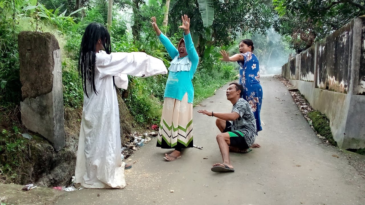 Prank Hantu bikin Orang Jalan Takut Hantu Siang Bolong || Ghost Prank ...