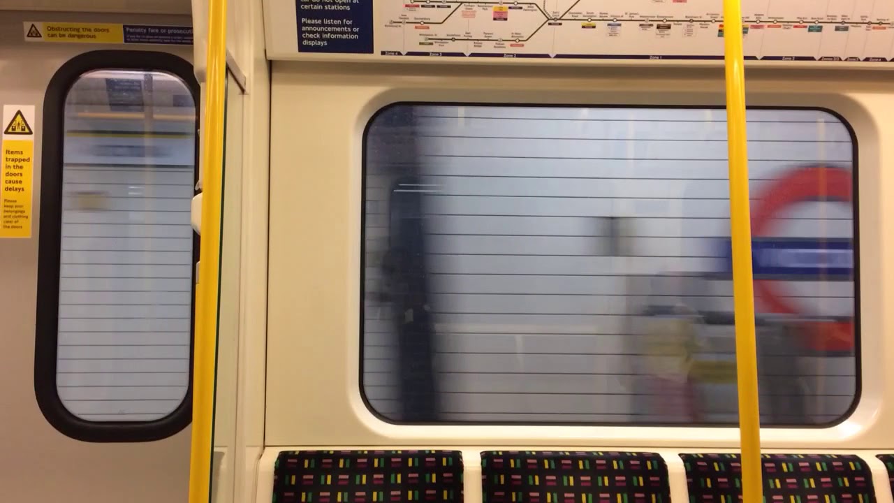 District line S7 Stock Departing at Victoria - YouTube