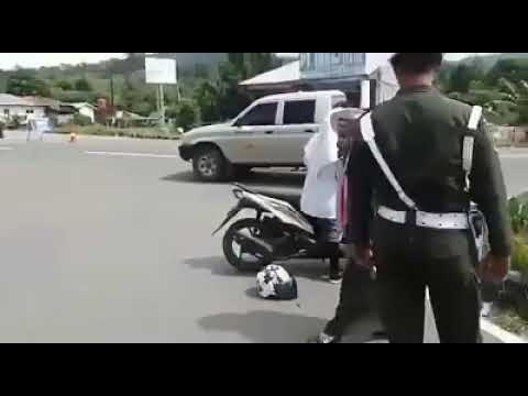Siswi Ini Berantem Dengan TNI Polri  Sampai Banting HP Pa Polisi Ini Alasanya