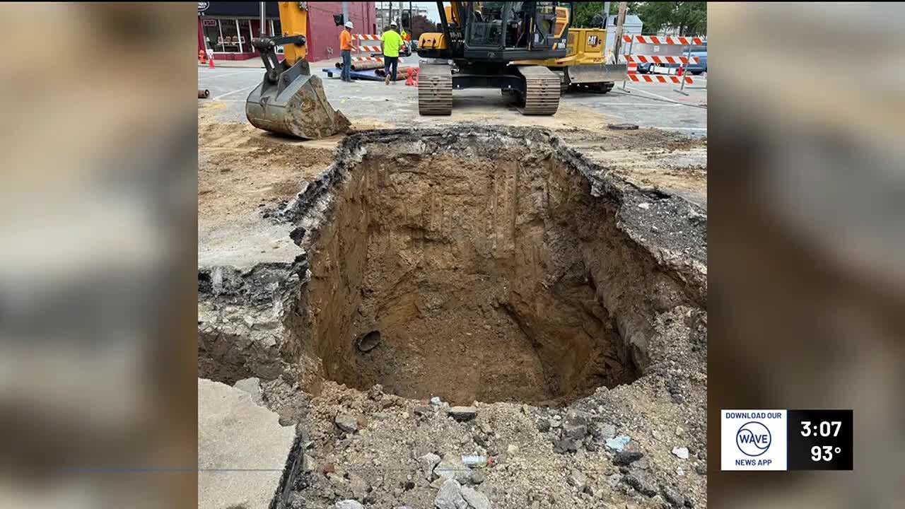 Louisville MSD called to large sewer cave-in - YouTube