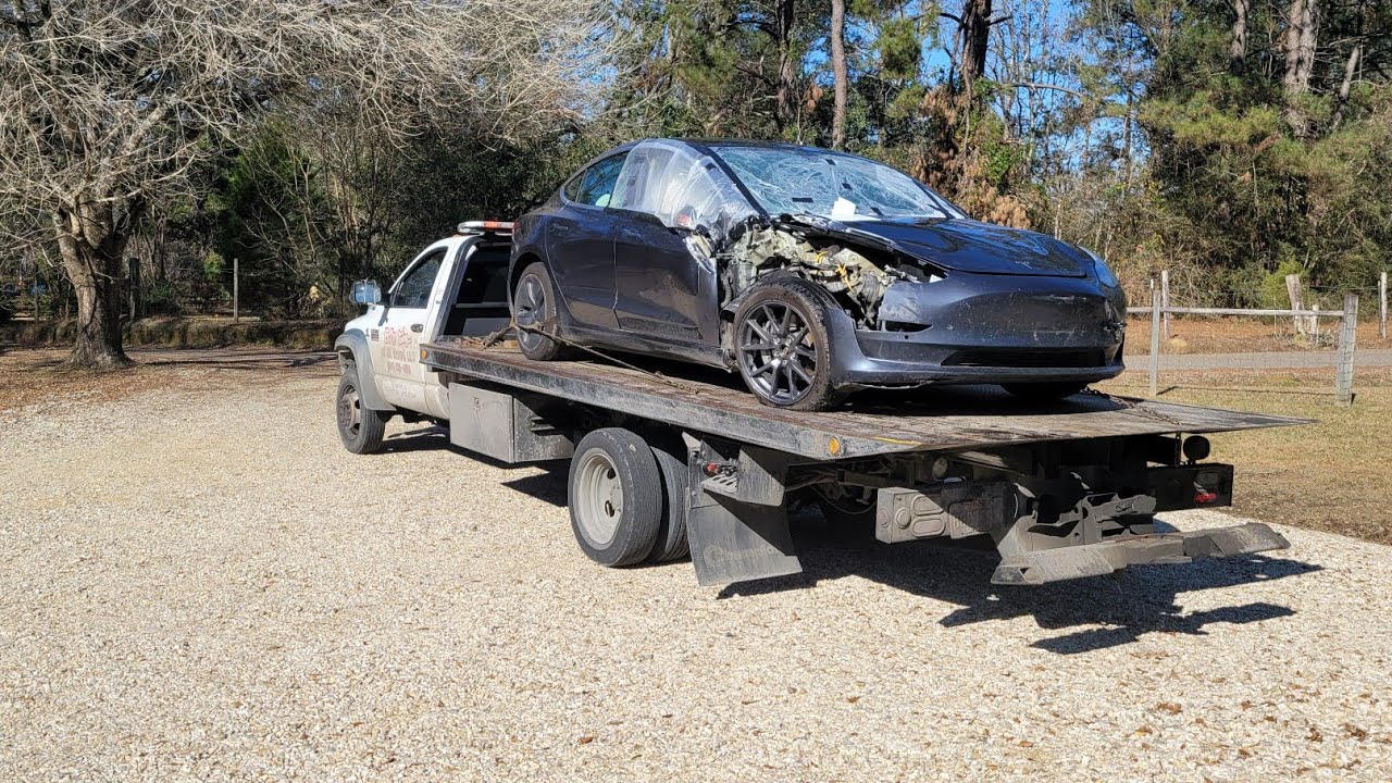 Wrecked Tesla model 3 - Towed to IAA NO - YouTube