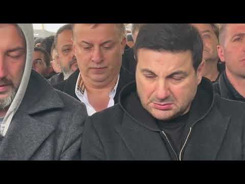 Tanyeli, son yolculuğuna uğurlanırken eşi ve oğlu gözyaşlarına hakim olamadı