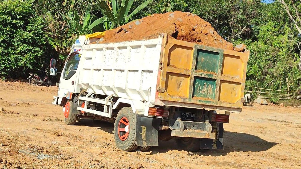 Mobil Truk Pengangkut Tanah Timbunan Amblas Nyaris Terguling - YouTube