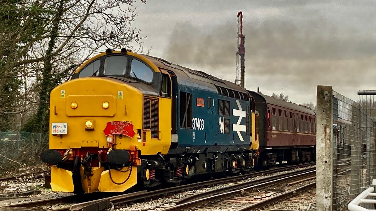 37403 leads 50008 out of Hampton Court with 1Z48 to London Waterloo ...